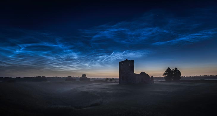 Fenômeno raro nas nuvens faz céu noturno ficar azul - Veja!